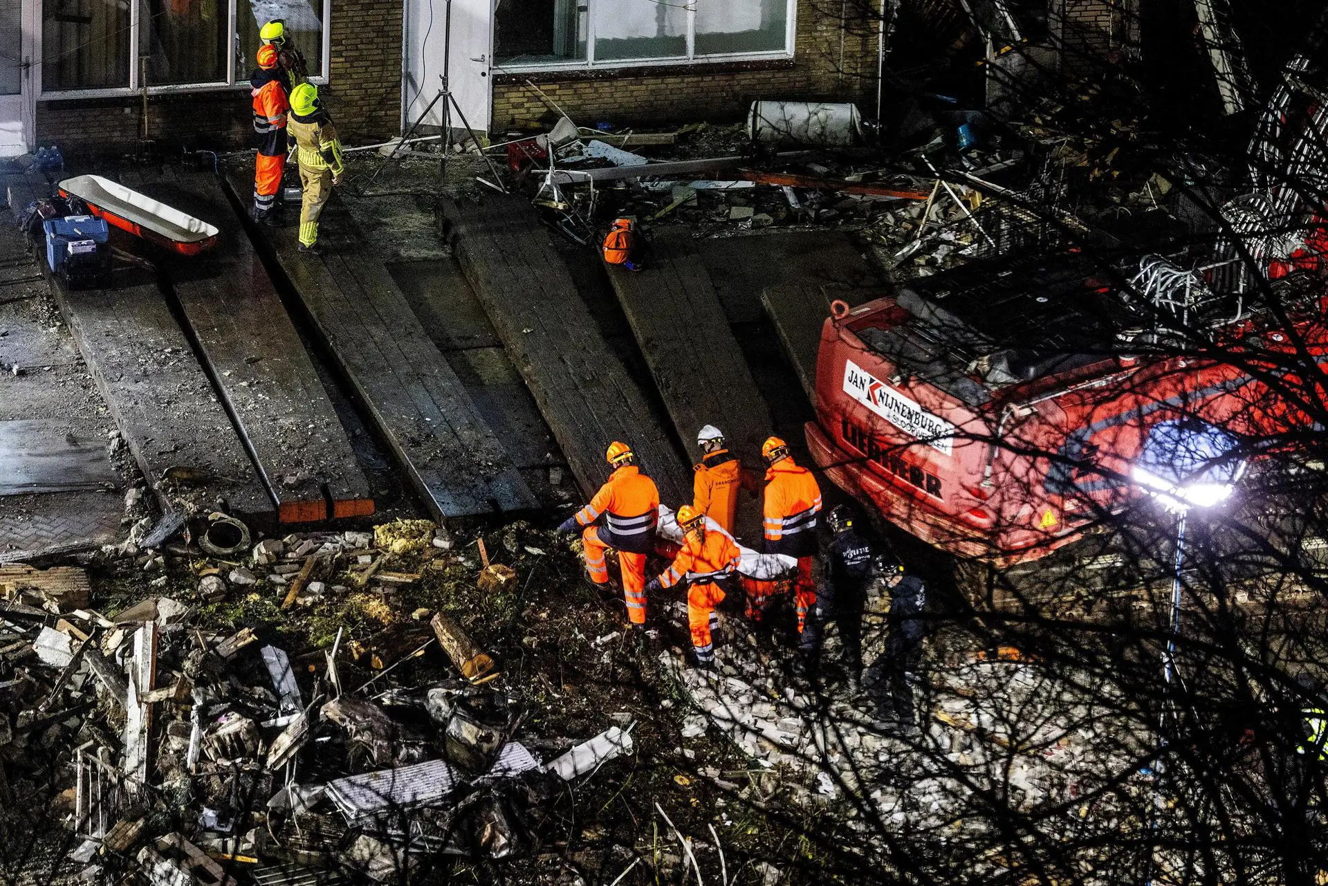 Explosion in Apartments Building in The Hague Kill At Least Four People ...
